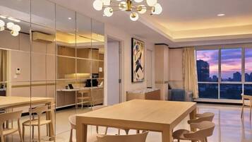 Apartamento, 3 quartos, vista para a cidade | Área de estar | TV de plasma 43 polegadas com canais a cabo