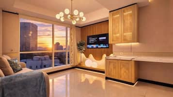 Apartamento, 3 quartos, vista para a cidade | Área de estar | TV de plasma 43 polegadas com canais a cabo