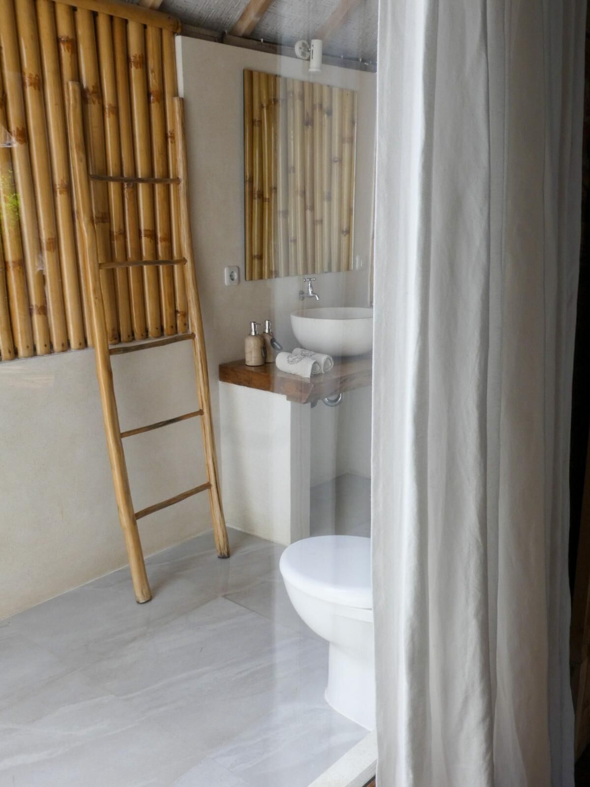 Quarto Duplo Standard, varanda, vista para a piscina | Casa de banho | Um secador de cabelo, toalhas fornecidas, sabão, champô 