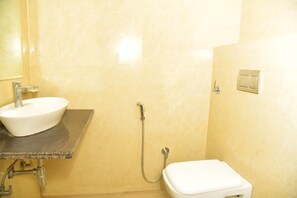 Chuveiro, produtos de toalete grátis, toalhas de banho, shampoo