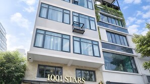 Um edifício de vários andares com uma placa que diz '1001 STARS'.