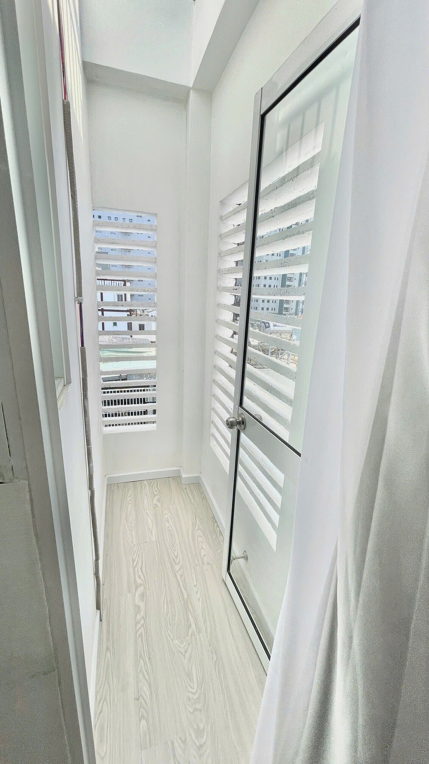 Quarto Duplo Deluxe, varanda, Vista para a cidade | Secretária, secretária adequada para computadores portáteis 