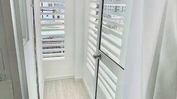 Quarto Duplo Deluxe, varanda, Vista para a cidade | Secretária, secretária adequada para computadores portáteis