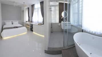 Quarto Duplo Premium, banheira | Secretária, secretária adequada para computadores portáteis