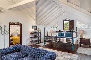 Quarto Quádruplo Júnior, vista para a piscina | Cofre no quarto, secretária 