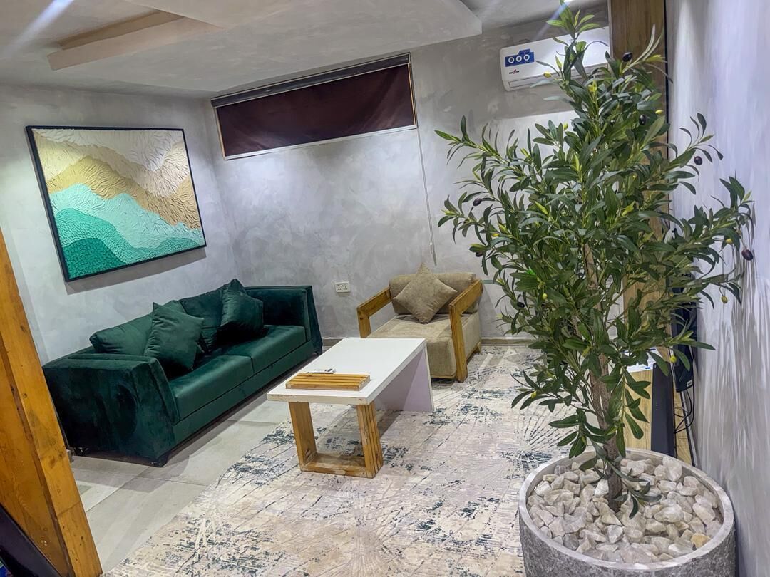 Apartamento Deluxe, vista para a piscina | Sala de estar | Smart TV 