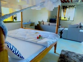 Quarto solteiro superior, vista para o jardim | Wi-Fi de cortesia, roupa de cama