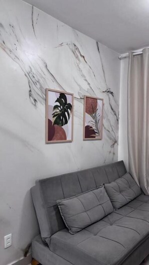 Apartamento conforto, vista parcial para o mar | Área de estar
