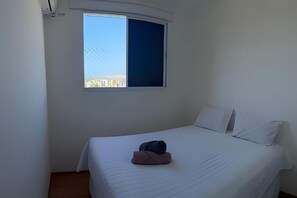 Apartamento conforto, vista parcial para o mar | Cortinas blackout, ferros/tábuas de passar roupa, Wi-Fi de cortesia