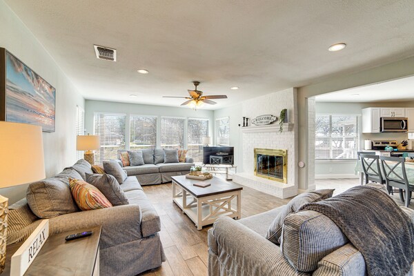 Lakeside Retreat: Large Spacious Home W/ Game Room - Tool, TX