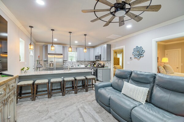 Fully Updated & Convenient! Baytown Home Near Dtwn - Baytown, TX