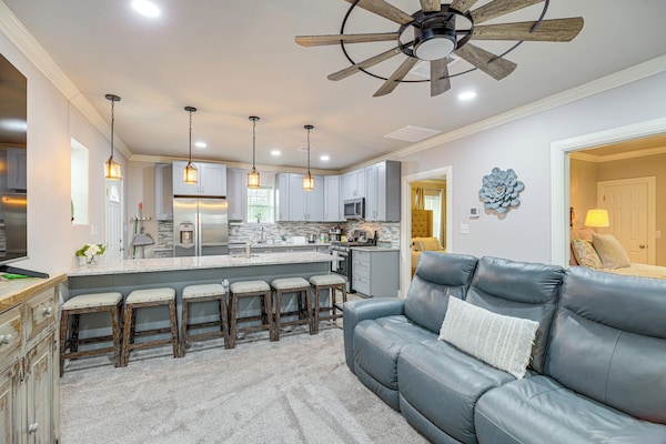 Fully Updated & Convenient! Baytown Home Near Dtwn - Baytown, TX