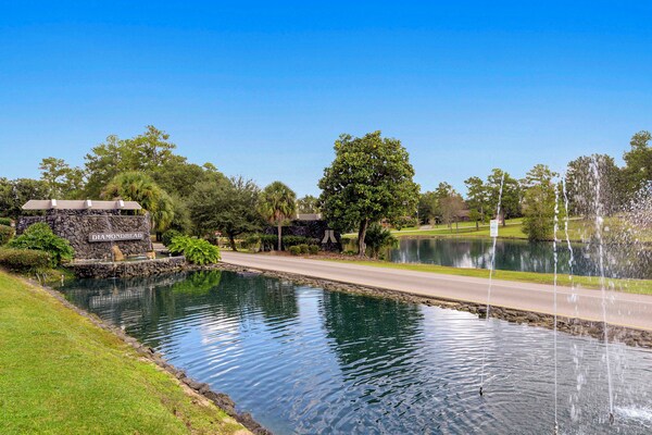Golfer's Getaway! Modern Diamondhead Condo - Mississippi