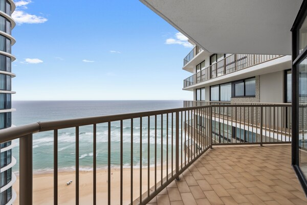 Lvl 30 - 2brm Ocean Outlook Retreat - Surfers Paradise