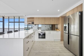 Apartamento, varanda, vista para o oceano | Cozinha privada