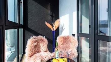 Apartamento clássico, sacada, vista para o pátio | Sacada