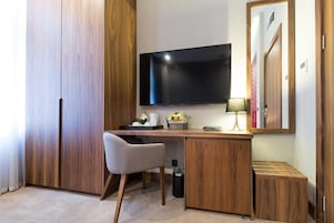 Quarto casal ou duplo standard, vista para o pátio | TV