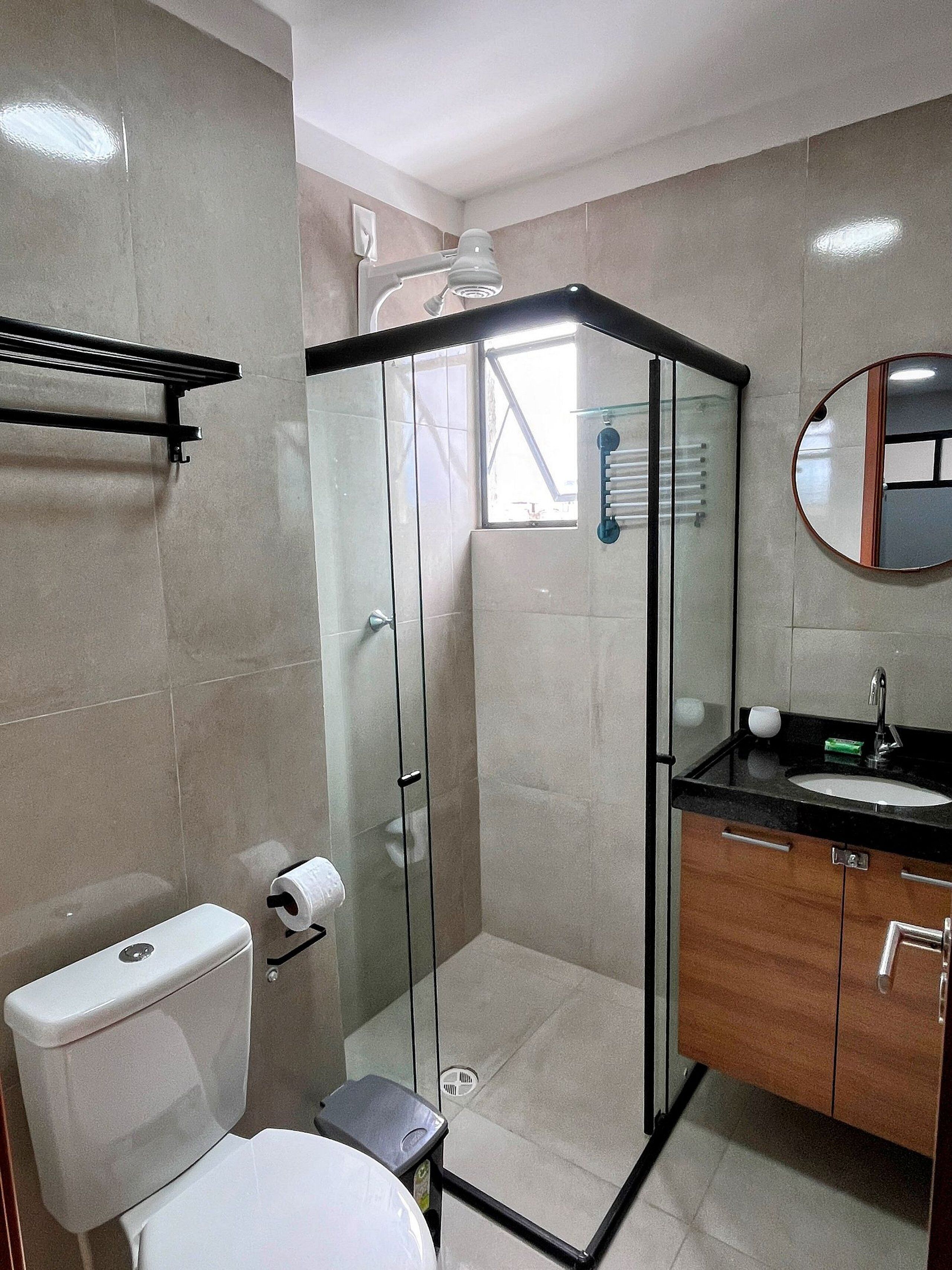 Apartamento standard | Banheiro | Secador de cabelo, toalhas de banho, sabonete, papel higiênico