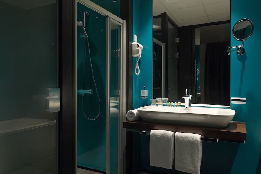 Modern Hotel Stay Near Gaiazoo 12 Min Drive + Stadium Pitch View - Übach-Palenberg