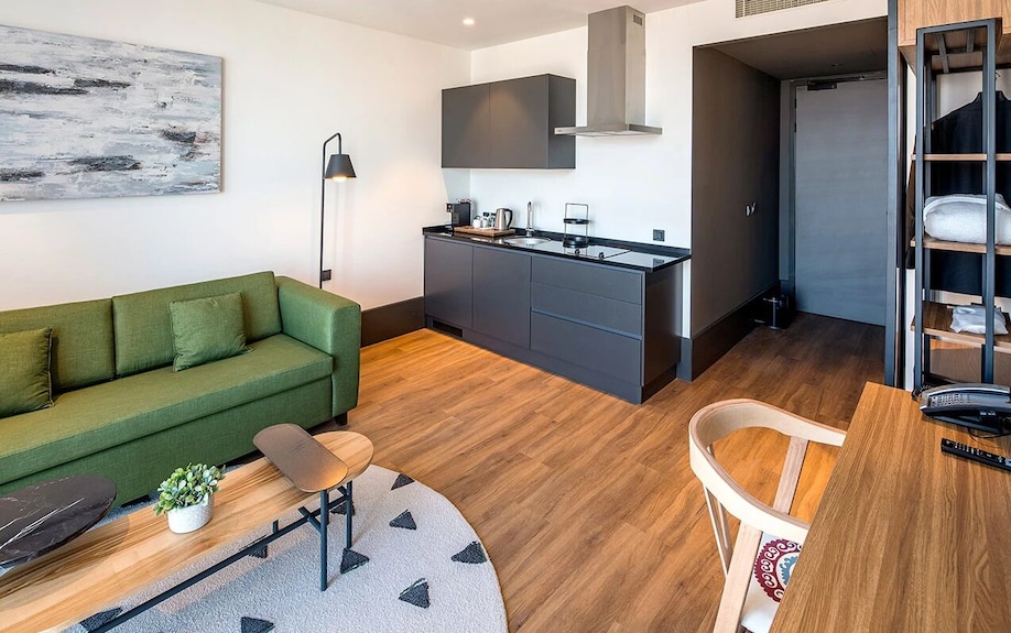 Stylish Forest-edge Home Convenient Trail Access, Kitchenette, & Free Parking - Oisterwijk