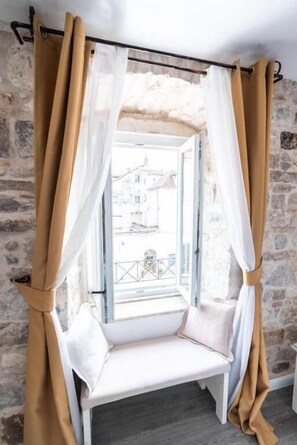 Quarto casal ou duplo superior, vista para a cidade | Parte interna