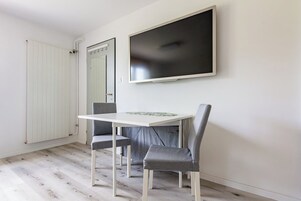 Apartamento Deluxe em Condomínio Fechado, vista para a montanha | Sala de estar