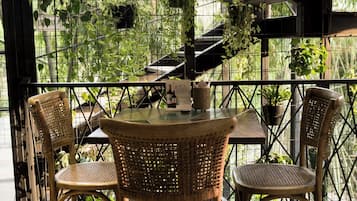 Quarto casal superior, sacada, vista para o jardim | Terraço/pátio