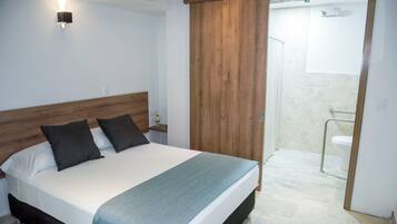 Quarto Duplo Sénior | Cortinas/cortinados opacos, ferro/tábua de engomar, Wi-fi grátis