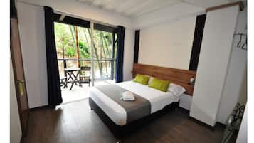 Quarto casal superior, sacada, vista para o jardim | Cortinas blackout, ferros/tábuas de passar roupa, Wi-Fi de cortesia