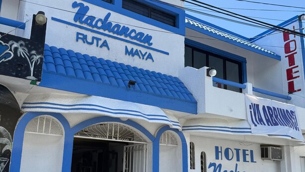 Um edifício com uma placa que diz 'Hotel Nachancan Ruta Maya'.
