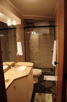 Quarto casal superior, vista para o pátio | Banheiro | Chuveiro, produtos de toalete grátis, secador de cabelo 
