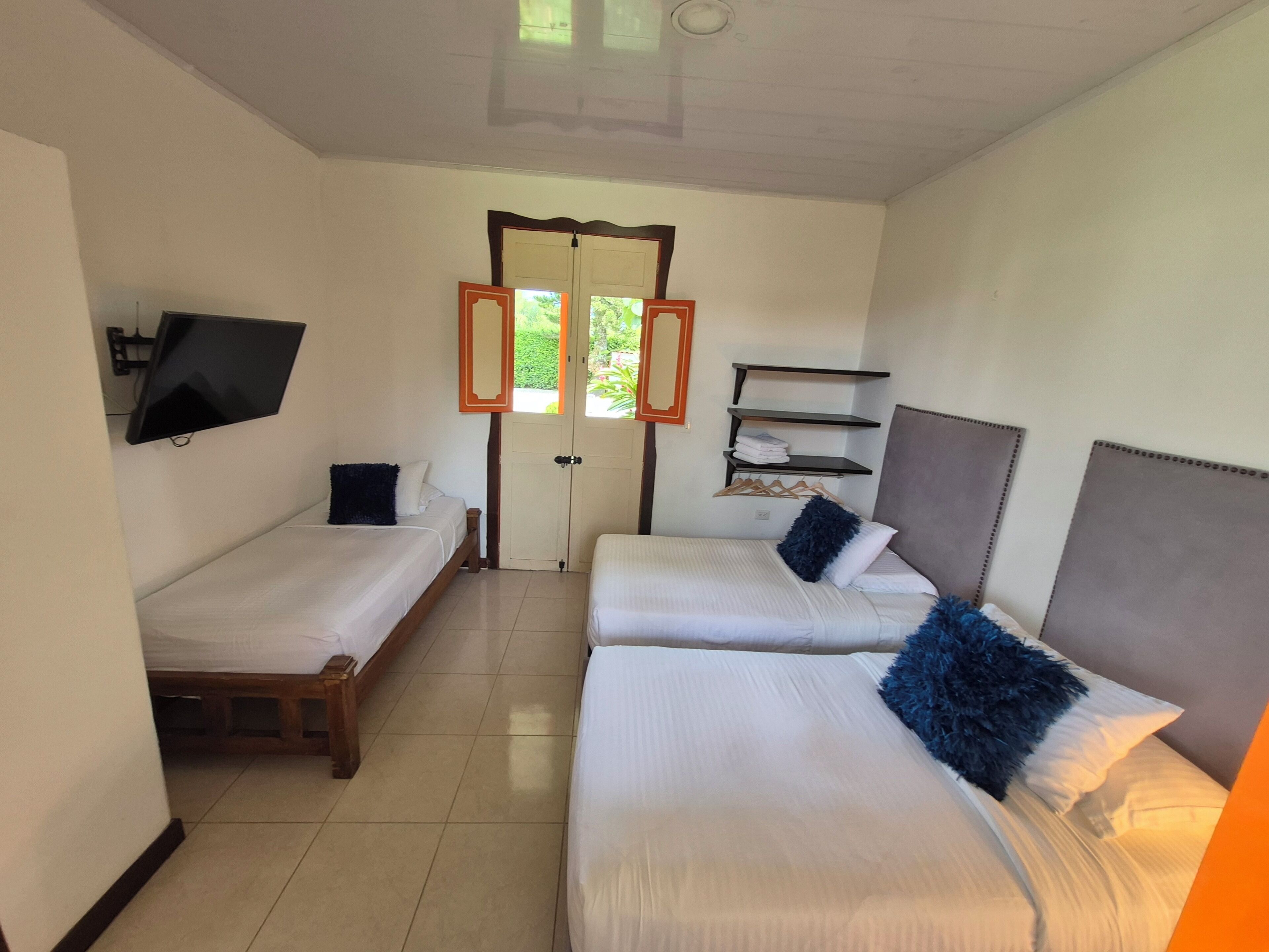 Quarto Triplo Standard, várias camas | Wi-fi grátis, acesso para cadeira de rodas 