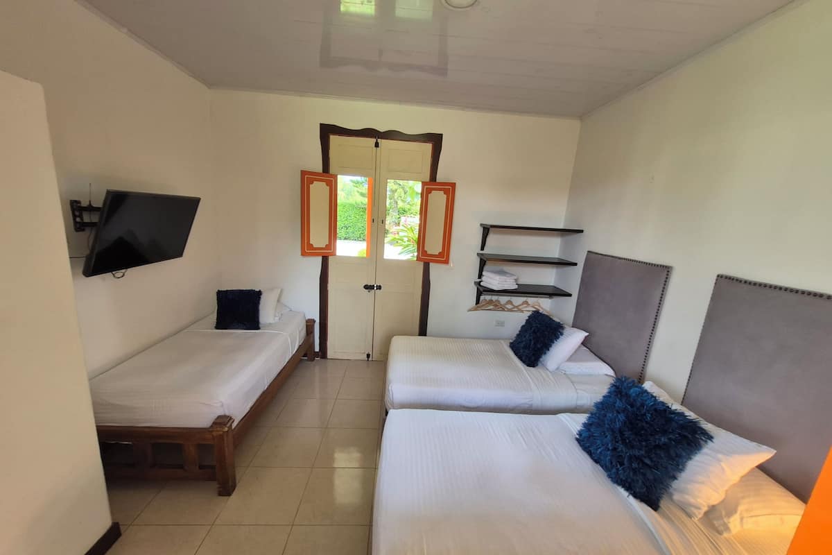 Quarto Triplo Standard, várias camas | Wi-fi grátis, acesso para cadeira de rodas