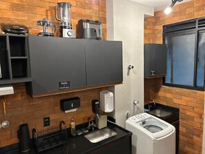 Um frigorífico, utensílios de cozinha
