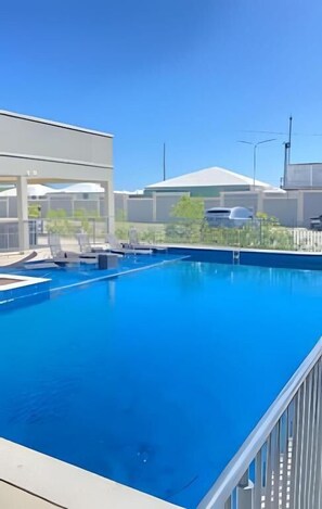 Apartamento Deluxe, vista parcial para o lago | Piscina | Piscina exterior