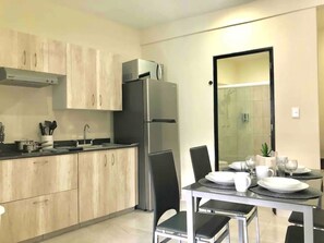 Estúdio clássico | Cozinha privada | Geladeira grande, micro-ondas, cooktop