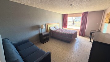 Quarto Duplo de Luxo, 1 cama queen-size | Secretária, secretária adequada para computadores portáteis 