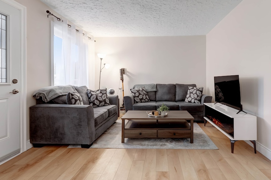 Renovated Retreat W/ Pool (Summer) & 4 Queen Beds + Double! - Grand Sudbury