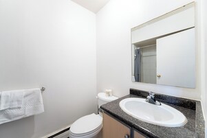 Quarto solteiro premier, para não fumantes | Banheiro | Toalhas de banho, papel higiênico