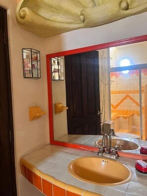 Suite Design, varanda, Vista para a cidade | Casa de banho | Um polibã, toalhas fornecidas, sabão, champô 