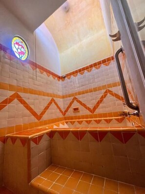 Suite Design, varanda, Vista para a cidade | Casa de banho | Um polibã, toalhas fornecidas, sabão, champô 