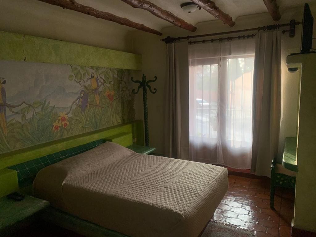 Suite, varanda, Vista para a cidade | Secretária, secretária adequada para computadores portáteis 