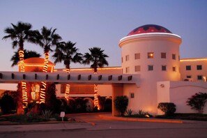 Hotel com cúpula e entrada coberta.