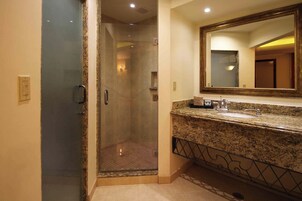Quarto Deluxe | Casa de banho | Um polibã, um chuveiro fixo, artigos de higiene pessoal grátis