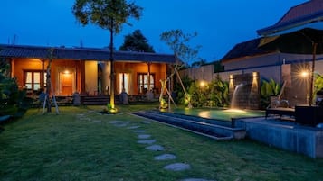 Suíte, vista para a piscina | Piscina | Piscina externa, guarda-sóis, espreguiçadeiras