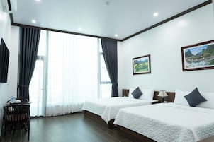 Quarto família (Deluxe) | Escrivaninha, espaço de trabalho para notebook, cortinas blackout