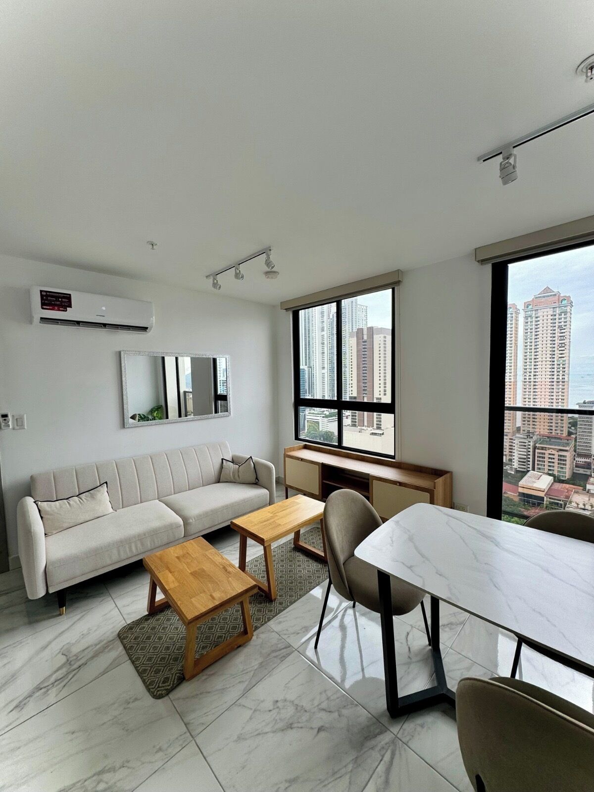 Apartamento Premier, varanda, vista parcial para o oceano | Minibar, com decoração personalizada, com mobília individualizada 