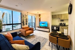 Apartamento design, sacada, vista parcial para o oceano | Área de estar | Smart TV 55 polegadas com canais digitais, Netflix