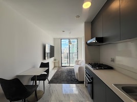 Apartamento Comfort, varanda, Vista para a cidade | Sala de estar | Smart TV de 55 polegadas com canais digitais, Netflix 