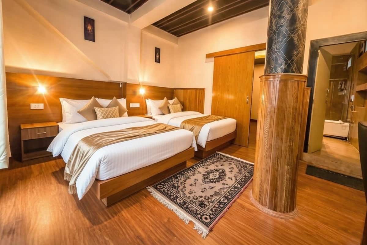 Quarto Triplo Standard | Cofre no quarto, com decoração personalizada